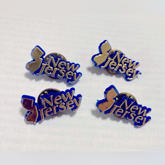 Accessories | Vintage Souvenir Lapel Pin With Text Map Of The State Of ...